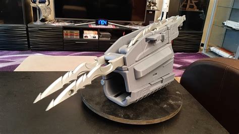 Predator Gauntlet With Retractable Wrist Blade And Scimitar By Martin