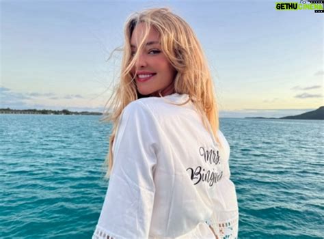 Hassie Harrison Wiki Biography Age Gallery Spouse And More