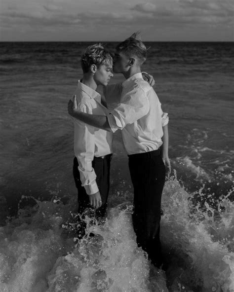 Download Gay Boy Beach Kiss Wallpaper