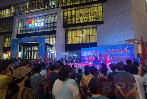 夜晚街头，文化志愿者们倾情表演了这场赈灾义演晚会 大河网