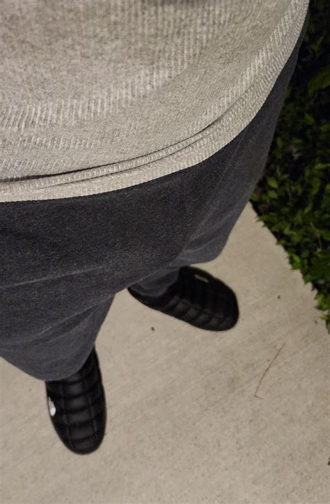 R Graysweatpants Bulges Or Cocks Sticking Out Of Grey Sweatpants 🥵👖