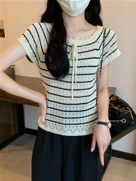 더블제이 24ss 신상 반팔 펀칭 니트 티 코디 2color 리본 중앙 프릴 라운드 넥 반 소매 단가라 스트라이프 Nt T 블랙 아이보리 컬러 일상 데일리 기본 베이직