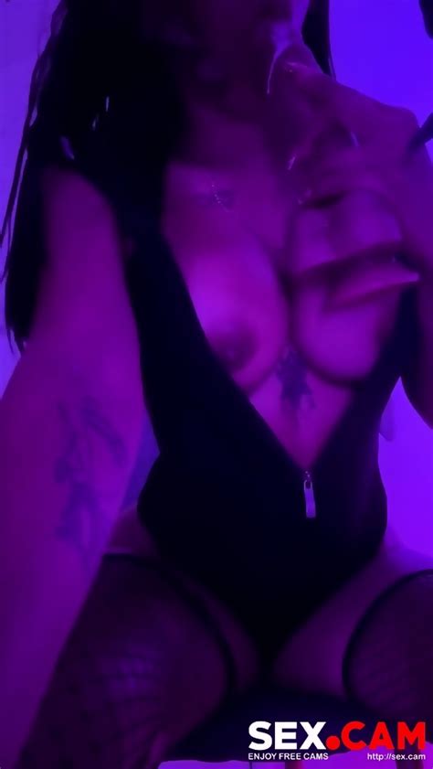 Disfrutando Del Sexo Oral Con Su Consolador Y Mostrando Sus Tetas