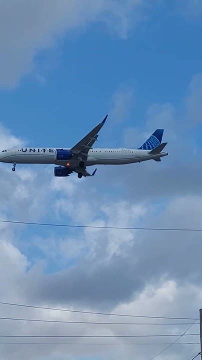 United A321 Flyby About To Land Youtube
