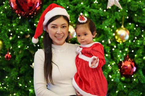 Feliz Madre Con Hija Vestida Con Santa Y árbol De Navidad Año Nuevo