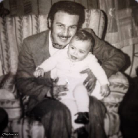 صورة جميلة التركية بطلة مسلسل على مر الزمان برفقة والدها