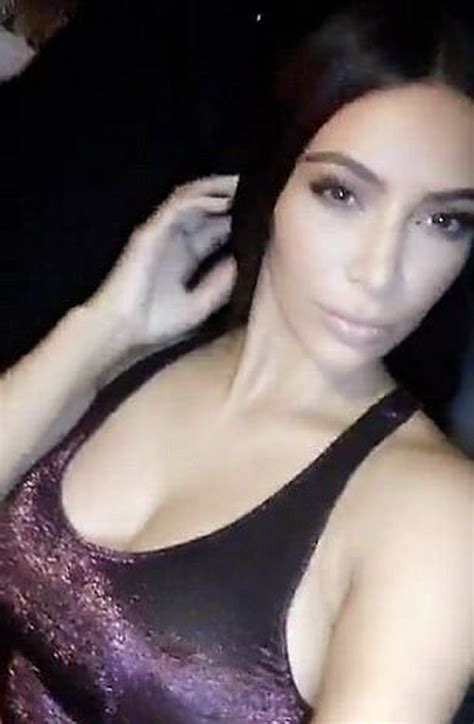 Kim Kardashian Posa Nua Para Livro De Fotógrafos
