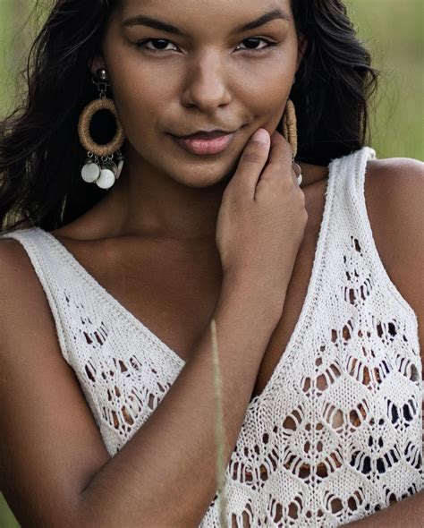 Ritinha De Renascer Mell Muzzillo Posa De Topless Em Praia Fotos