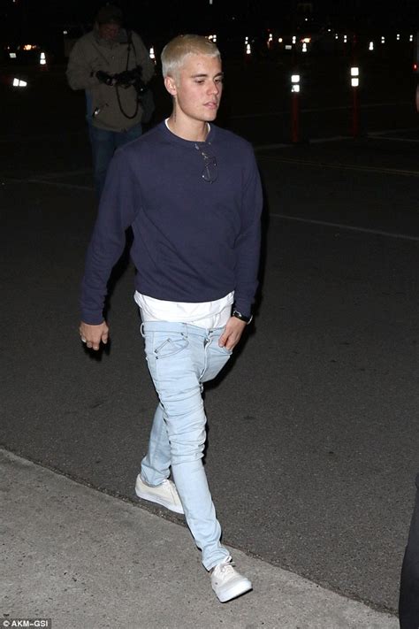 Justin Bieber Takes Low Slung Approach To Oscar Parties Daily Mail Online