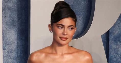 Kylie Jenner Shows Off Hourglass Figure In New Selfie See Photo