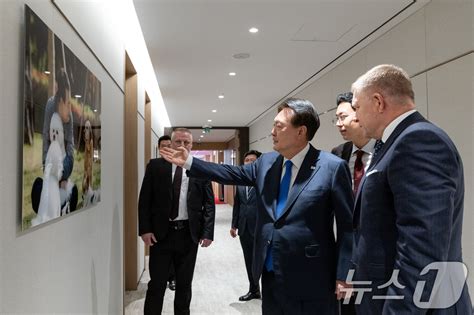 슬로바키아 총리에게 사진 소개하는 윤석열 대통령 뉴스1
