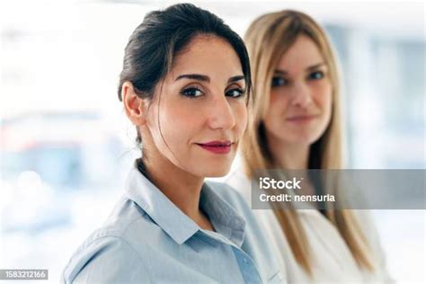 현대 스타트업에서 카메라를 보면서 일하는 두 명의 우아하고 매력적인 사업가 2명에 대한 스톡 사진 및 기타 이미지 2명 30 34세 35 39세 Istock