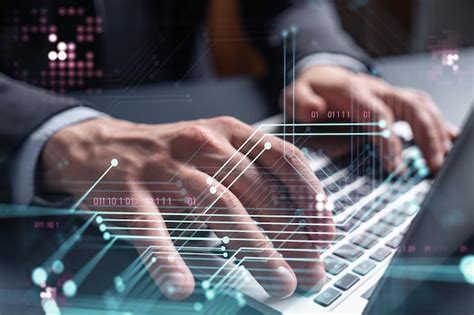 Manos Escribiendo El Teclado Para Crear Un Software Innovador Para