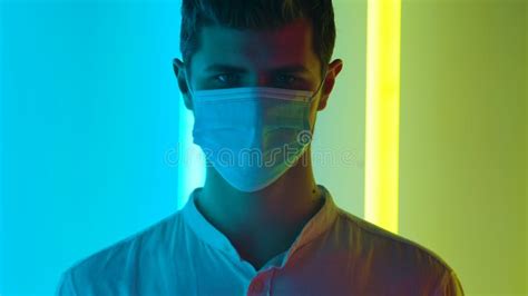 Retrato De Un Macho Joven Mirando La Cámara Poniéndose Y Luego Quitándose La Máscara Médica ...