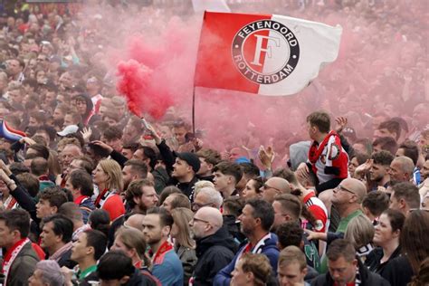 Cent Mille Fans Du Feyenoord Fêtent Le Titre De Champion à Rotterdam