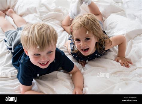 Bruder 2 3 Mit Schwester 2 3 Auf Bett Liegend Stockfotografie Alamy