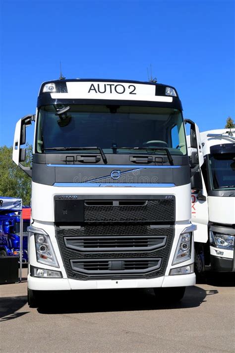 Vit Volvo Fh Lastbil Front View Redaktionell Fotografering För Bildbyråer Bild Av Utställning