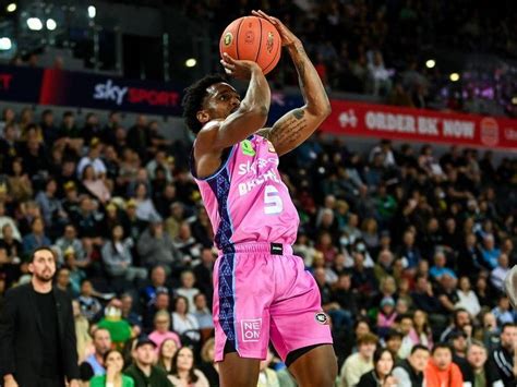 Brown Jrs Brilliance Brings Breakers Back Basketball Rookie Me Central