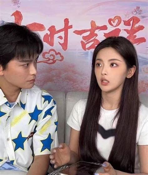 杨超越丁禹兮同框直播 二人上演借位吻画面超甜 搜狐大视野 搜狐新闻