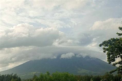 Mayon Spews Lava Ash Anew Lahar Alert Still Up