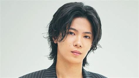 「夢のツーショット」神宮寺勇太が 銀座降臨”！自身の巨大ポスターの前でうれしそうなピース姿に「なんて贅沢」「圧巻だった」歓喜の声 めざましmedia 好き”でつながる