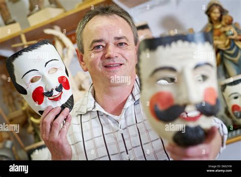 Holzbildhauer Thomas Eyring Zeigt Am 05 11 2012 In Seiner Holzschnitzerei In Weisbach