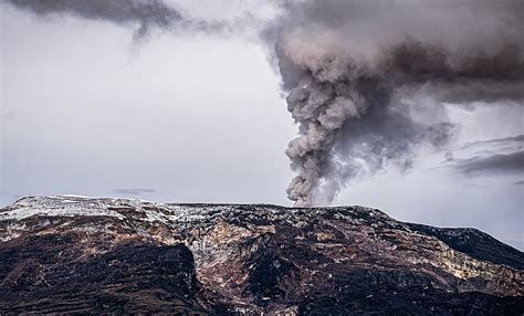 ¡en Aumento Columna De Cenizas Y Gases Se Eleva En El Volcán Del