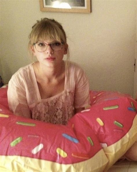 Pin By Anna On Pretty People Taylor Swift Videos Photos Of Taylor Swift Taylor Swift Funny