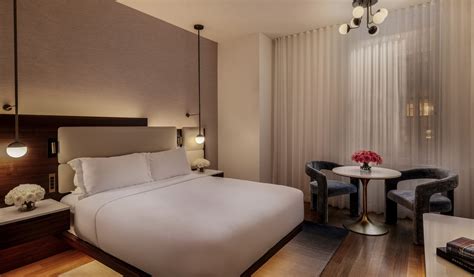 Deluxe Queen Room High Ceilings Hardwood Floors And Soaking Tub