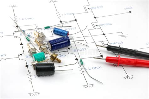Componenti Elettronici E Lo Schema Elettrico Fotografia Stock