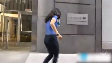 美女上半身全裸，全靠彩绘性感t恤就上街了，路人竟然没发现高清1080p在线观看平台腾讯视频