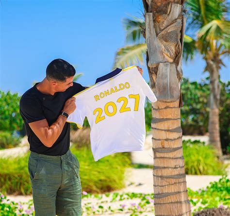 الأسطورة يعلنها من شاطئ البحر الأحمر رونالدو والنصر إلى الأبد