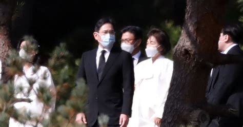 선영 도착한 홍라희 전 리움미술관장 이재용 부회장