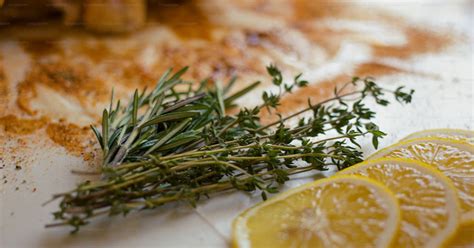 레몬 조각과 허브를 얹은 테이블 사진 Unsplash의 백리향 이미지