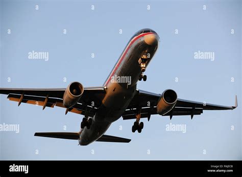 American Airlines Boeing 757 200 On Final Approach To Heathrow Stock