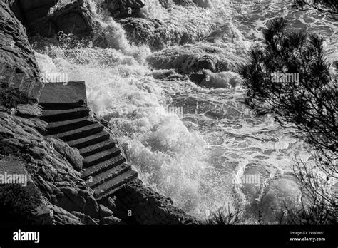 Eine Klippe Am Strand Schwarzweiß Stockfotos Und Bilder Alamy