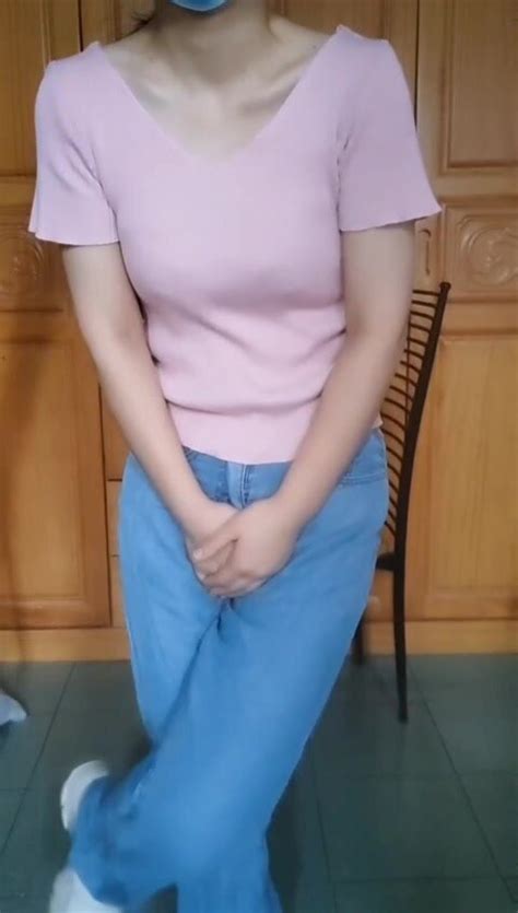 Chinese Woman Wetting Her Jeans After Holding 1 2 中文