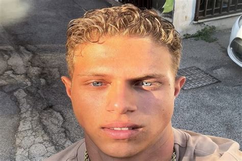 Chi è Simone Di Mare Fuori Tutto Sullattore Alfonso Capuozzo