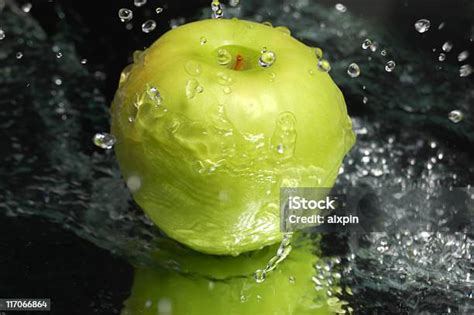 Aple Hijau Dalam Percikan Air Foto Stok Unduh Gambar Sekarang Apel