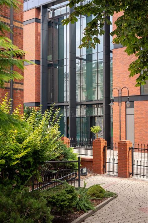 Edificio Moderno De Ladrillo Con Gran Ventanal Foto De Archivo Imagen