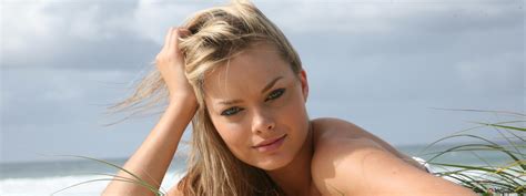 Margot Robbie In Beach 2k Wallpaper Download