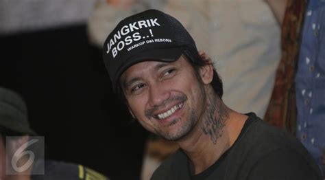 Gara Gara Film Danur Tora Sudiro Nonton Bioskop Pakai Helm Showbiz