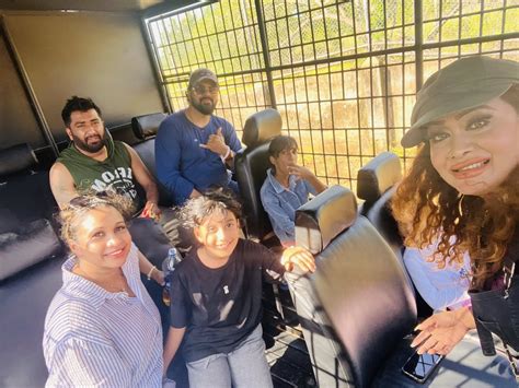 සුරූපි නිළි අනුශා දමයන්ති කාවද මේ හුරතල් කරන්නේ බලන්නකෝ Photos Anusha Damayanthi Hiru