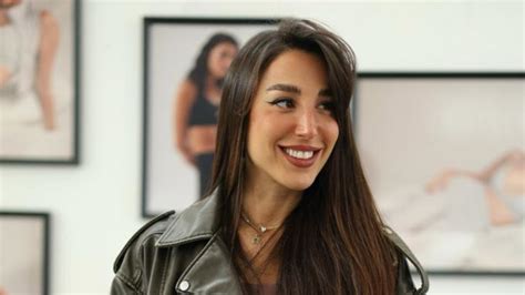 אני מקבלת כל לילה מרפק המשפיענית שחושפת מה קורה בחדר המיטות שלה