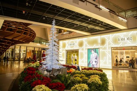 Complete Guide To Holiday Shopping On The Strip