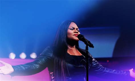 Tasha Cobbs Leonard Fill Me Up Black Women Magazine Le Magazine De La Femme Black Mode