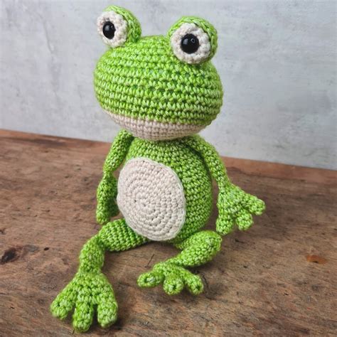 Amigurumi Kermit La Rana Mia The Frog Crochet Kit The Snuglies