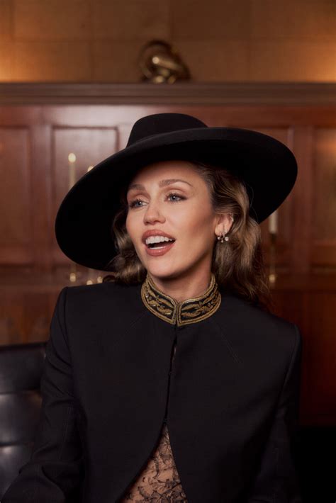 Miley Cyrus “something Beautiful” Linizio Di Una Nuova Era Il