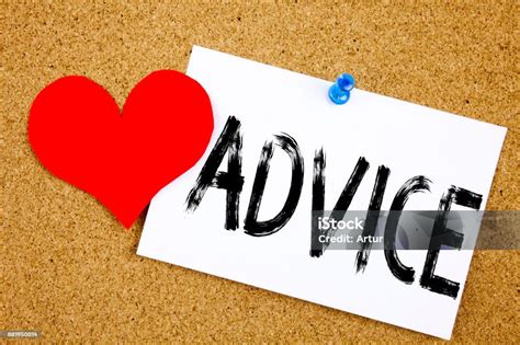 개념적 손 쓰기 텍스트 캡션 영감 제안 지도 개념 및 스티커 메모 알림 코르크 배경 복사 공간에 사랑에 대 한 조언을 개념을