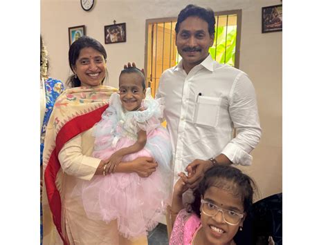 వైఎస్ రాజారెడ్డి శత జయంతి దివ్యాంగ చిన్నారులతో వైఎస్‌ జగన్ ఫొటోలు